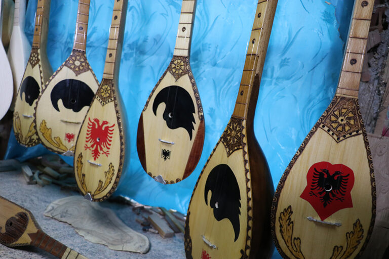 Çiftelia simboli i kulturës muzikore shqiptare - Trip to Albania